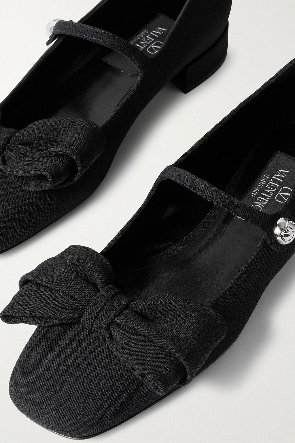 VALENTINO GARAVANI Mary-Jane-Pumps „Bowjane 20“ aus Crêpe | THE OUTNET