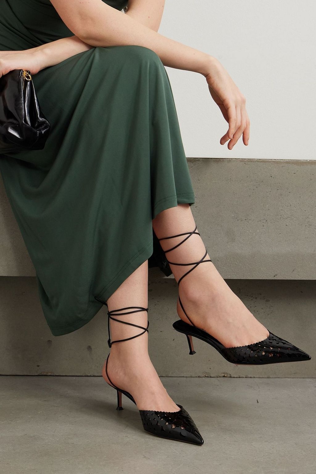 AQUAZZURA Pumps „Amourose 50“ aus Lackleder mit Cut-outs | THE OUTNET